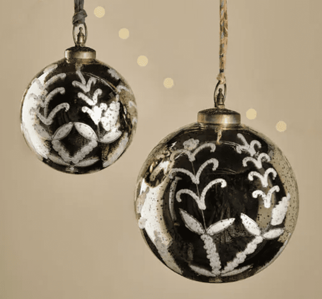Giant baubles: Make a statement this year - Christmas.co.uk