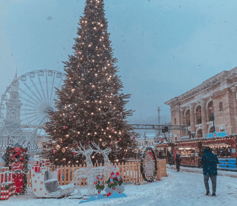 Why the world loves giant Christmas trees - Christmas.co.uk