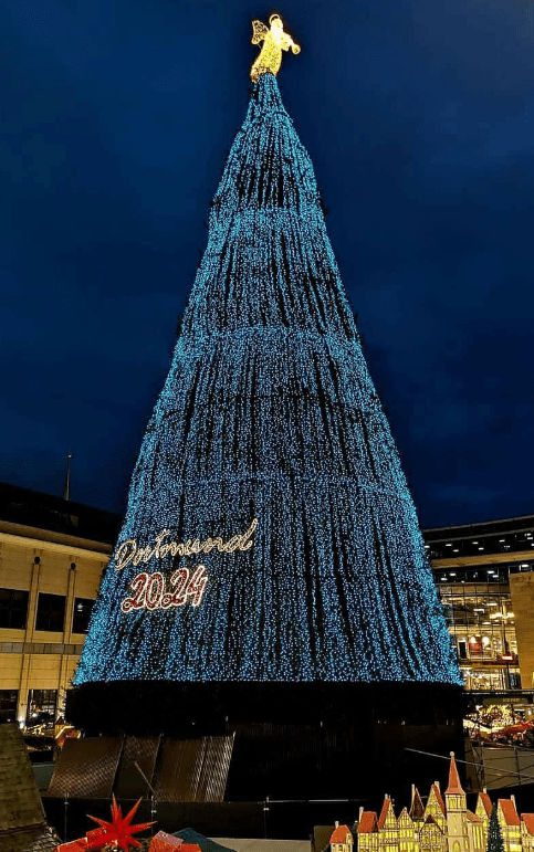 Why the world loves giant Christmas trees - Christmas.co.uk